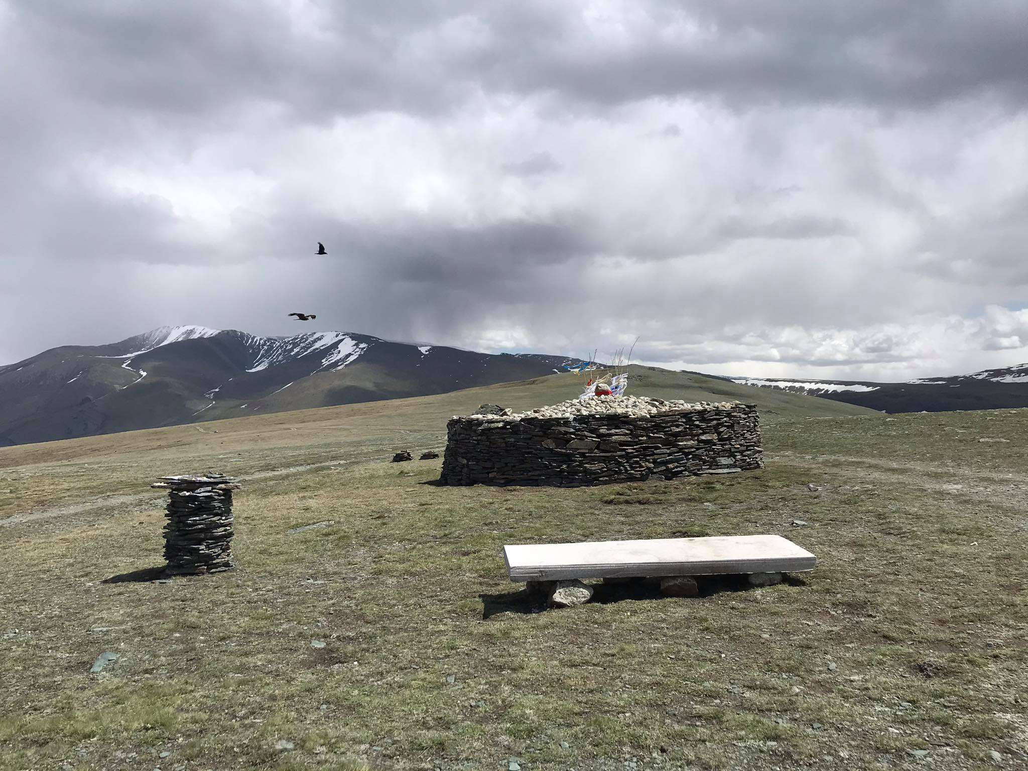 Der Sippen-Ovoo hoch über dem Schwarzen See | Open Hearts for Mongolia